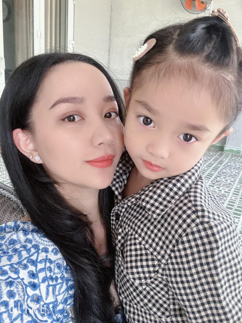 Lê Dương Bảo Lâm vừa thân thiết gái lạ, bà xã hết lôi thôi, trang điểm điệu đà, khó nhận ra mẹ ...