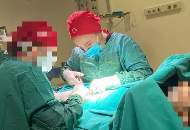 Bố mẹ mát mặt khi con gái làm bác sĩ, đồng nghiệp của con phát hiện sự ...