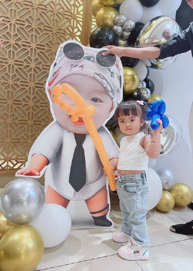 Sinh non 1,9kg, con gái Mạc Văn Khoa 2 tuổi chậm nói nhưng có khiếu hài, nhìn gương mặt đáng yêu ...