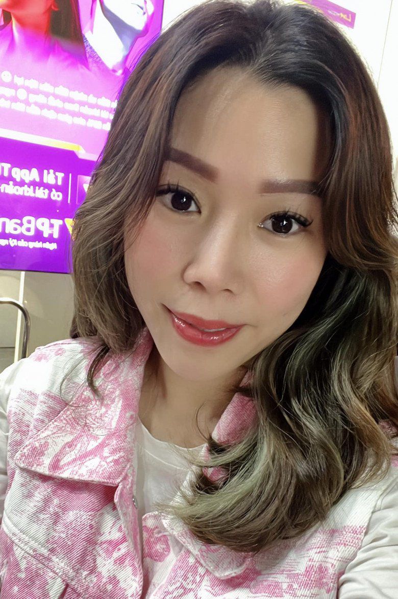 Mặc lùm xùm của chồng, bà xã Hồng Đăng xuất hiện với dung nhan khác lạ ...