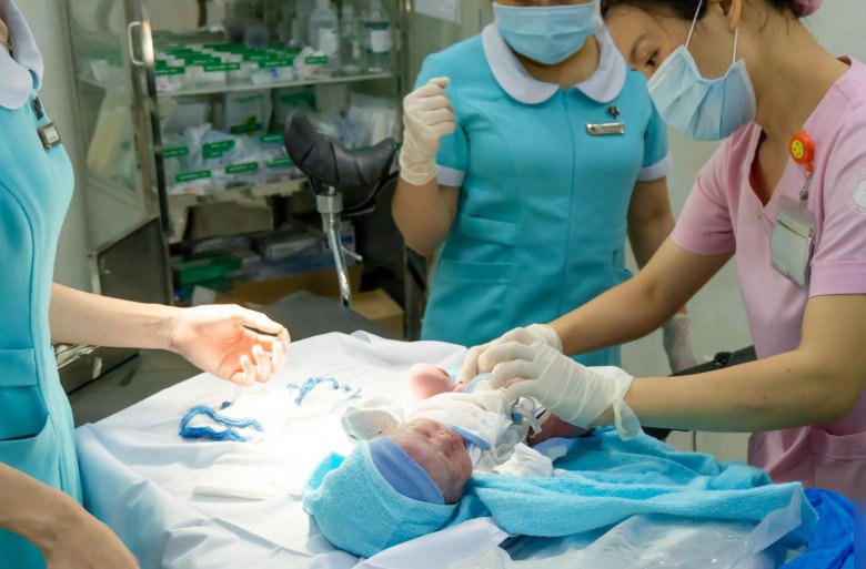 Những ca đỡ đẻ khiến bác sĩ sản khoa toát mồ hôi hột trong năm 2022
