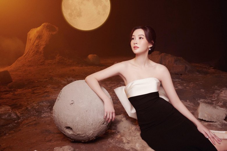 Dáng mình hạc xương mai, Đặng Thu Thảo vẫn đẹp thoát tục khi diện loại váy dễ tố nhược điểm