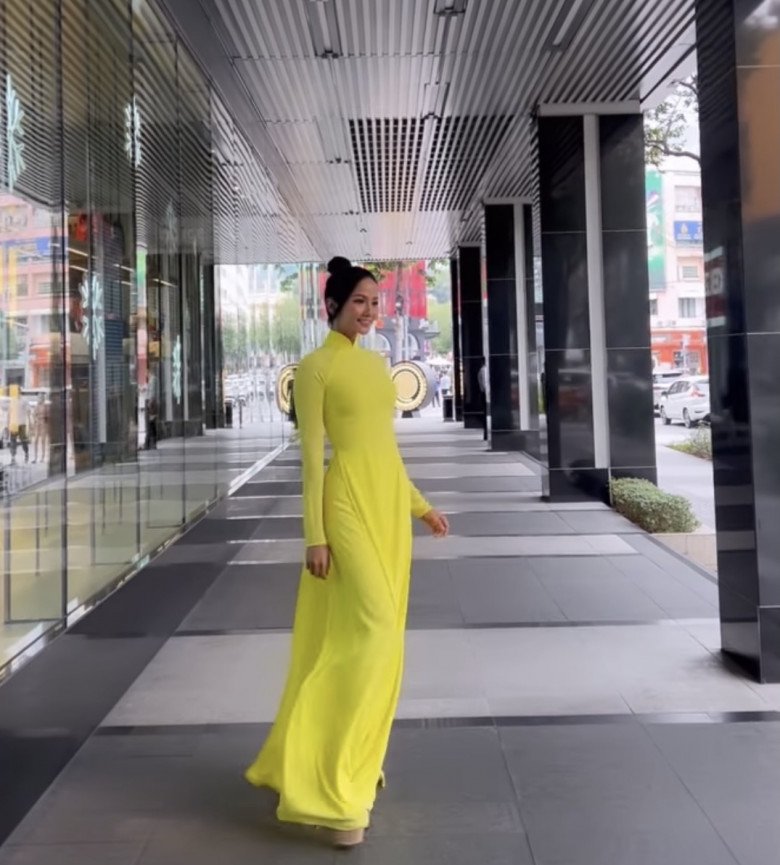 H'Hen Niê diện áo dài truyền thống với "cà kheo”