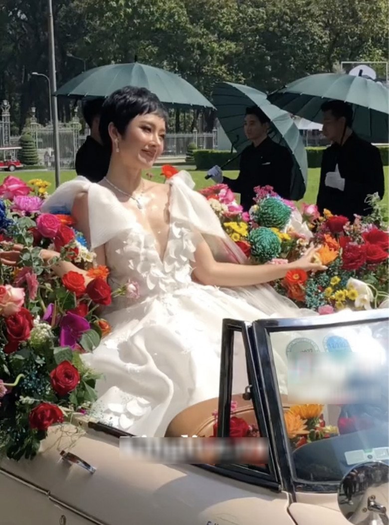 Tưởng Hiền Hồ lên xe hoa, nhưng là Angela Phương Trinh vừa cắt phăng ...