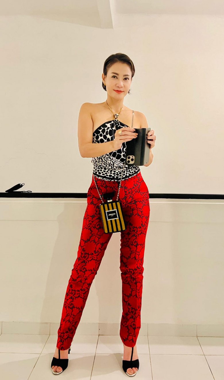 Thu Minh xách túi hiệu gần cả tỷ đồng lên máy bay sang chảnh, lúc hạ cánh xả vai nhận không ra