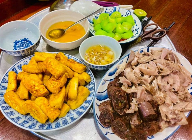 Trái với cơm canh đạm bạc của bạn thân Xuân Bắc, Tự Long lại khoe nem ...