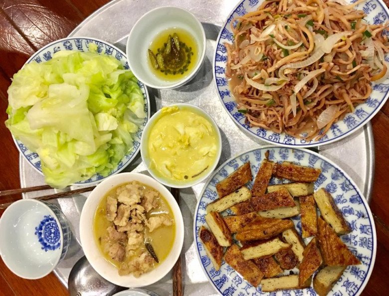 Trái với cơm canh đạm bạc của bạn thân Xuân Bắc, Tự Long lại khoe nem ...