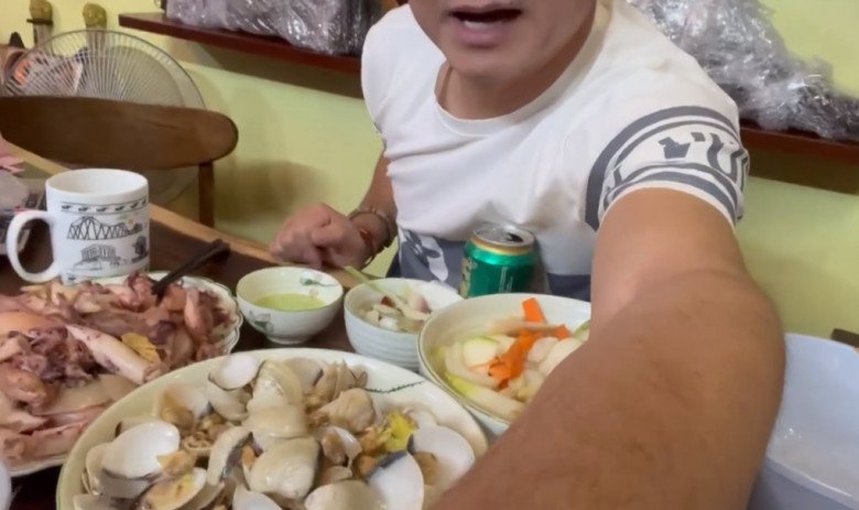 Trái với cơm canh đạm bạc của bạn thân Xuân Bắc, Tự Long lại khoe nem ...