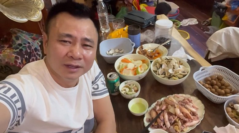 Trái với cơm canh đạm bạc của bạn thân Xuân Bắc, Tự Long lại khoe nem ...