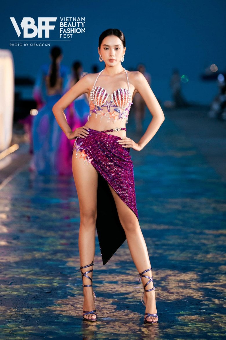 Truy tìm người đẹp mặc váy ngắn cũn, chân dài gấp 2 lưng, đứng hình khi thấy dung nhan