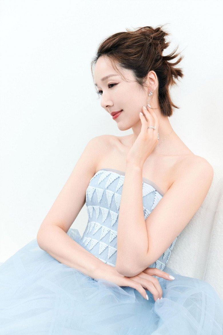 Hoa hậu cao 1m75 quyết lấy "chú lùn” chỉ 1m63, sau 7 năm vợ chồng quyết ...