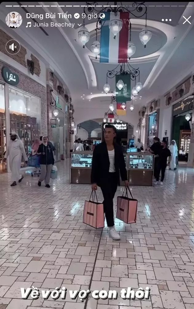 Xa vợ con đi xem World Cup, Bùi Tiến Dũng ăn diện soái ca cỡ này, bảo sao vợ Tây luôn có động thái