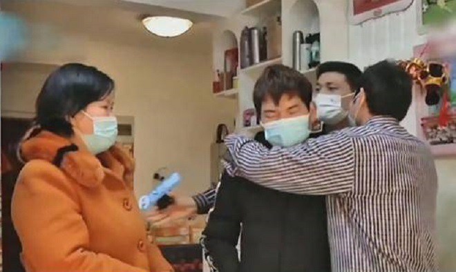 Ngủ Dậy Muộn Nàng Dâu Bị Bố Chồng Vào Tận Giường Hất Tung Chăn Mẹ Chồng Mắng Mỏ 