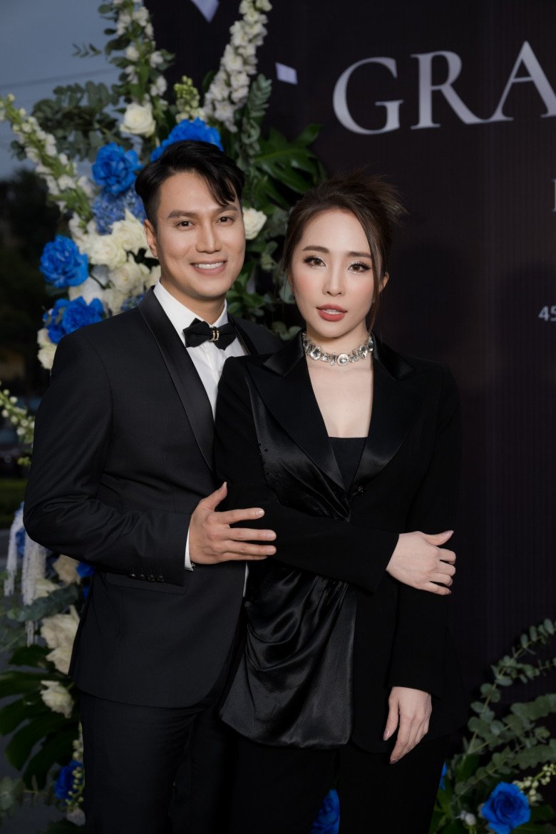 Việt Anh và Quỳnh Nga dính như sam ở chốn đông người