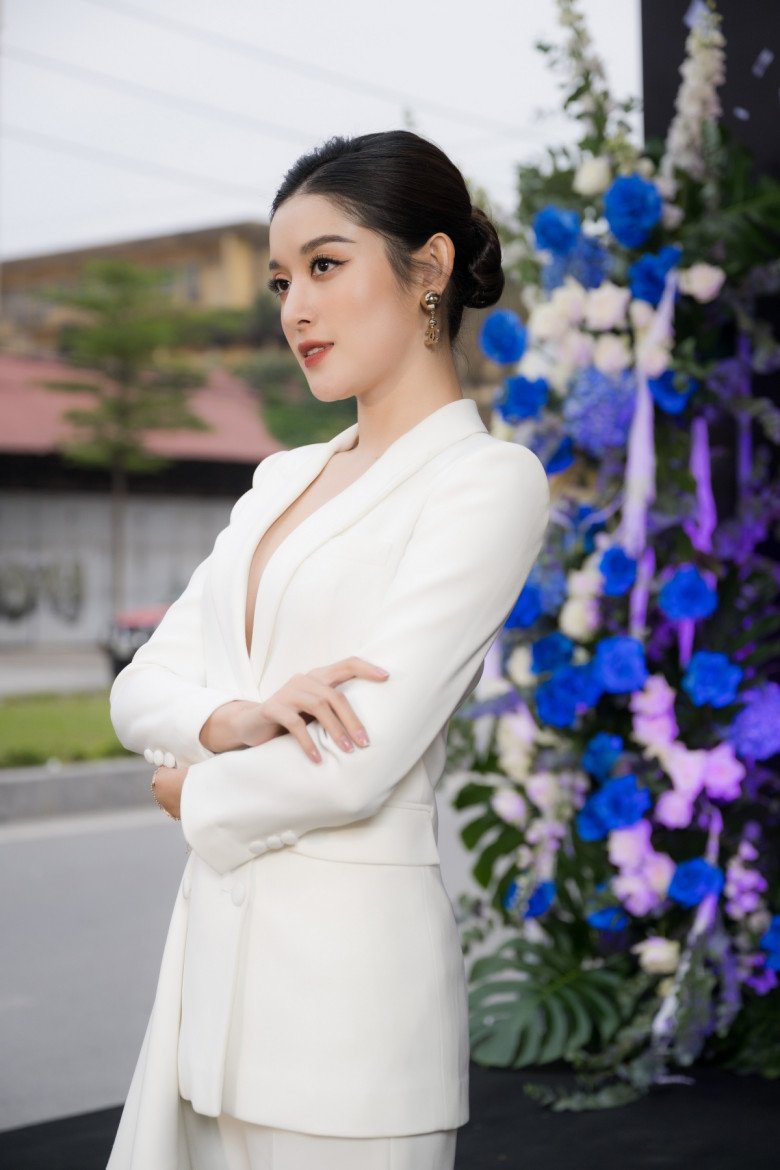 Việt Anh và Quỳnh Nga dính như sam ở chốn đông người