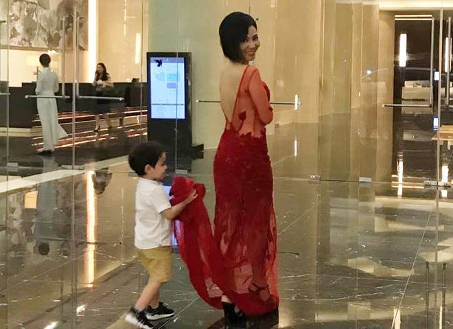 Thu Minh 38 tuổi sinh con đầu lòng 4kg với chồng Tây U60, nuôi con sang chảnh, biệt thự ở không hết