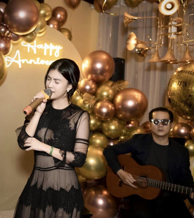 Mỹ nhân Đẻ mướn từng phải bán xôi mưu sinh giờ làm mẹ 2 con vẫn tự tin diện váy khoe cặp tuyết ...