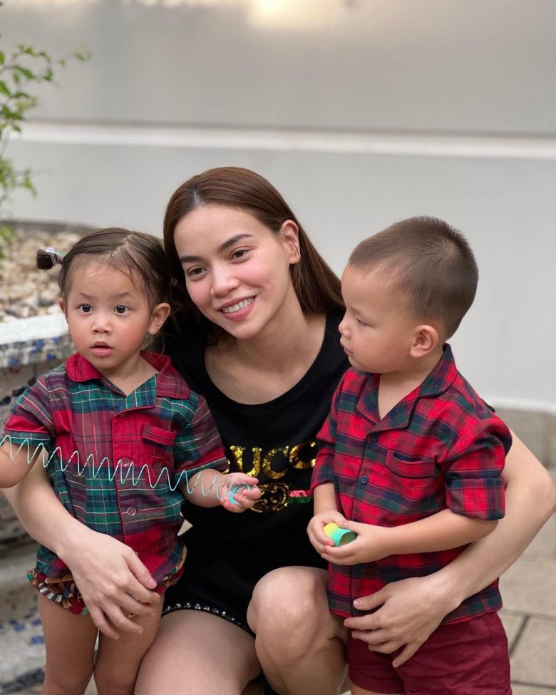 Lisa tóc loe hoe vài cọng nay đã dày dặn, càng lớn càng xinh vẫn bị nói ...