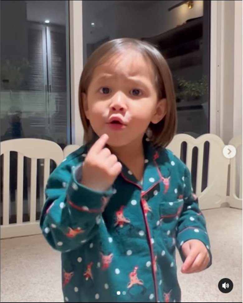 Lisa tóc loe hoe vài cọng nay đã dày dặn, càng lớn càng xinh vẫn bị nói ...