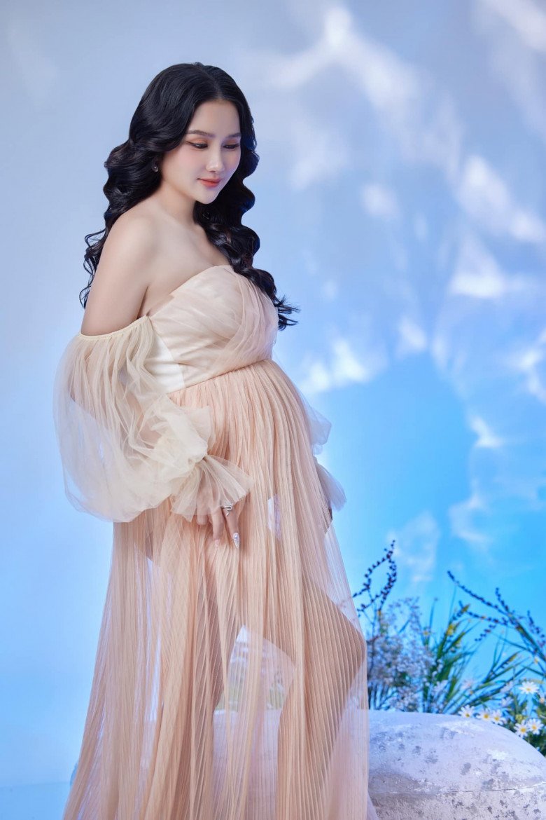 Bà xã Khánh Đơn bụng bầu vượt mặt vẫn đẹp tựa nữ thần