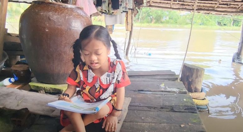 Số phận nghiệt ngã của bé gái 13 tuổi nặng 13kg, cao 80cm bị mẹ bỏ rơi từ bé