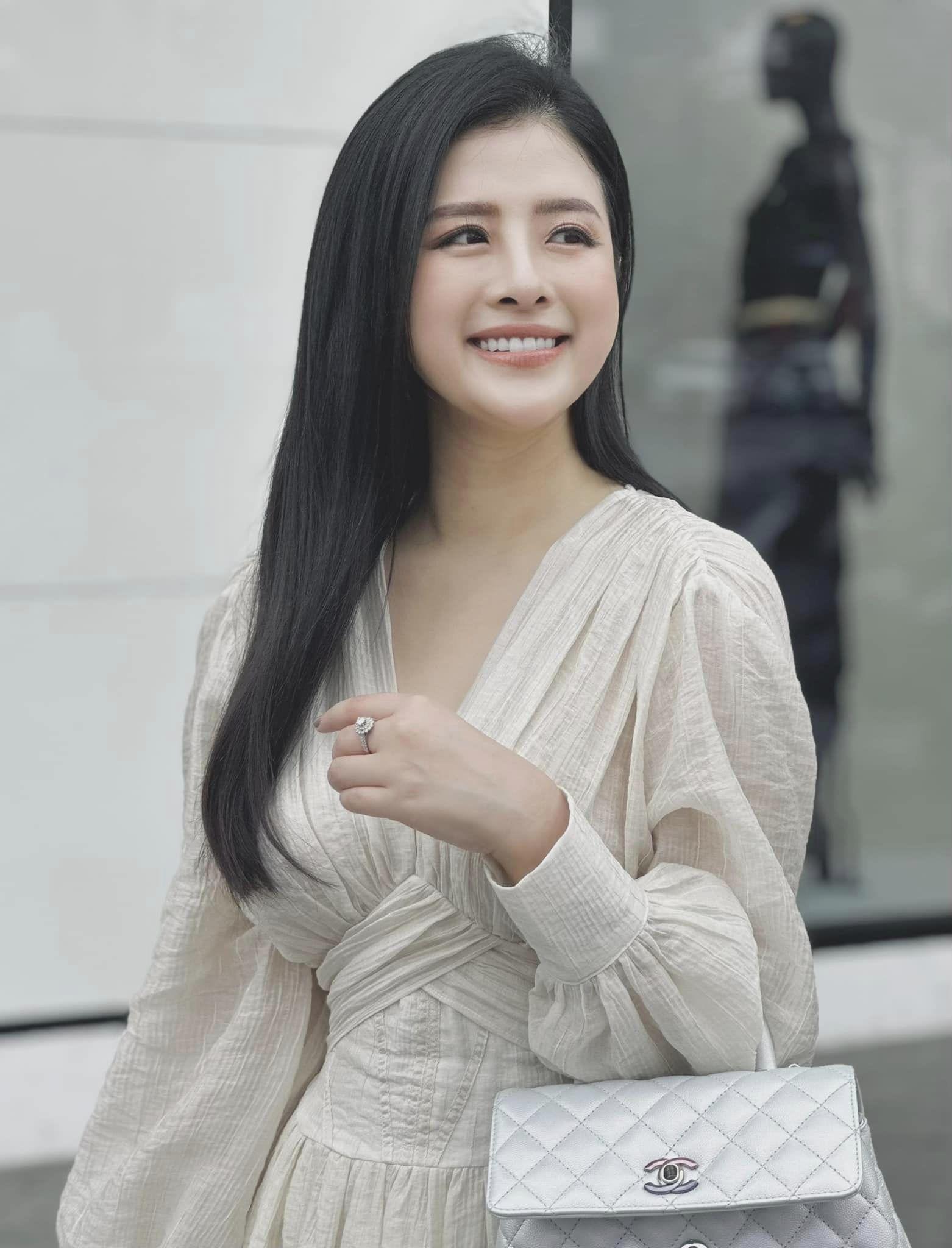 Nữ BTV kinh tế của VTV có thú chơi túi hiệu và bí quyết chi tiêu khiến nhiều dân mạng tâm đắc