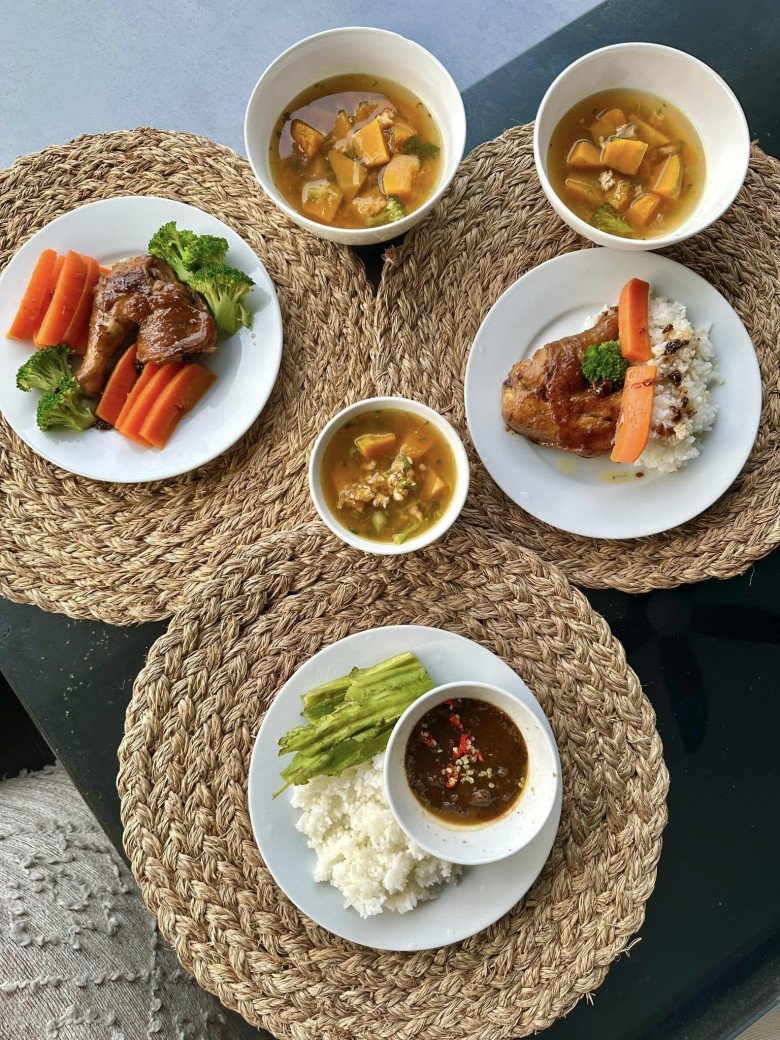 Chị đẹp Đoan Trang nấu cơm cho chồng Tây và ái nữ, con gái ăn sạch đĩa